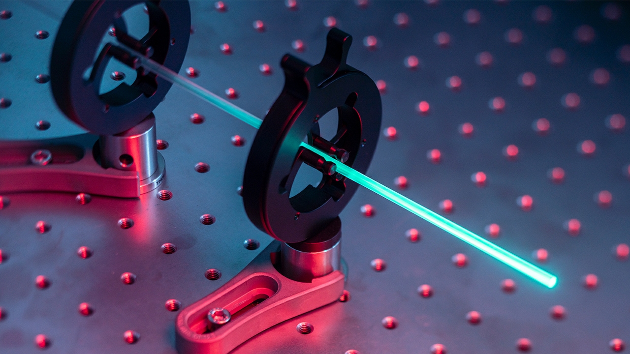 CHTM, Physics labs successfully cool glass with lasers | UNM UCAM Newsroom