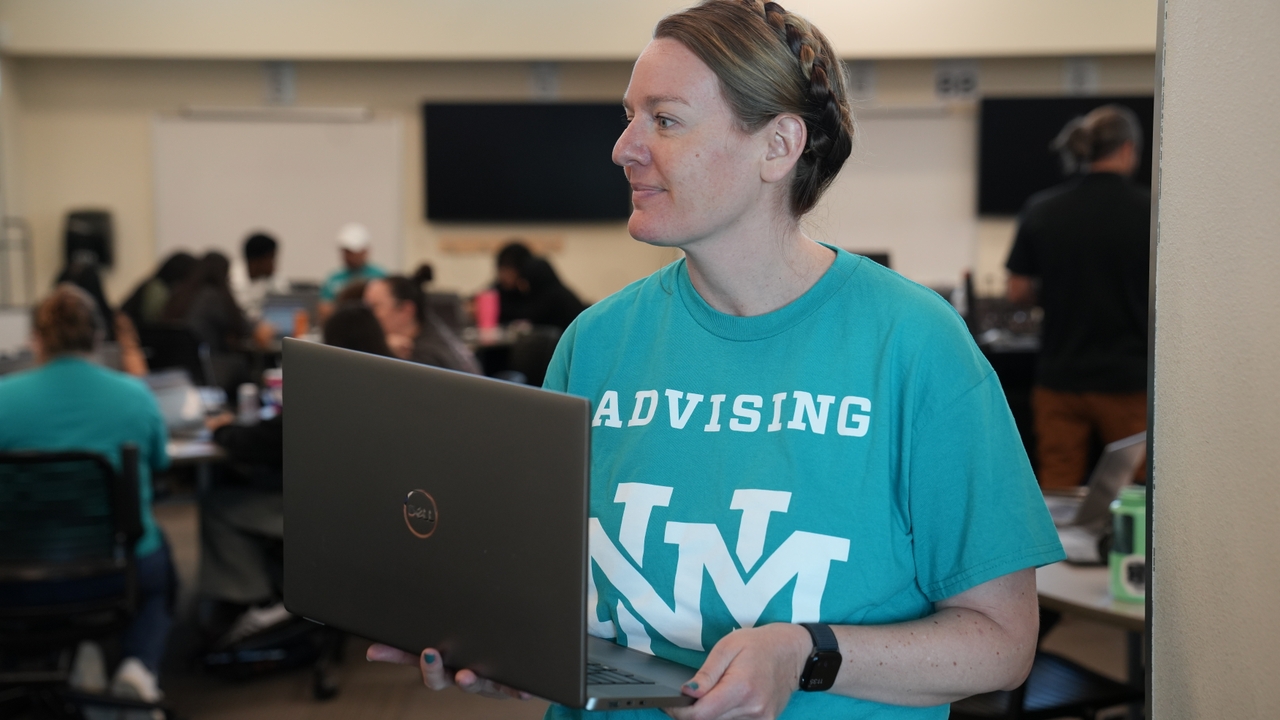 UNM staff, faculty volunteer time to help register first year students | UNM UCAM Newsroom