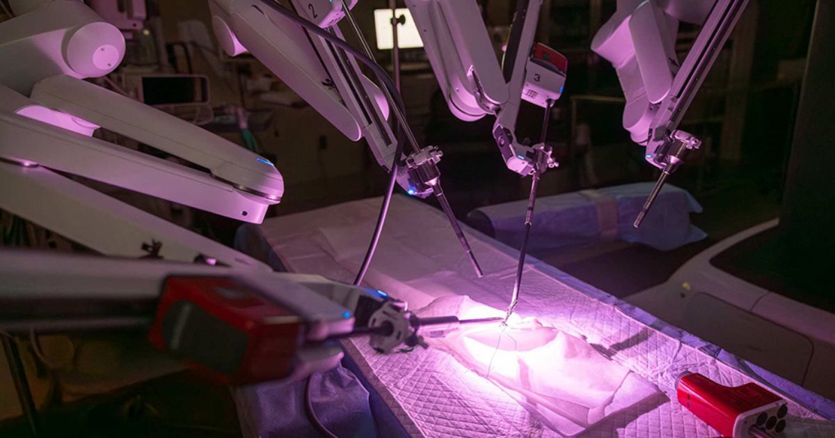 Helping Hands: New Surgical Robots at SRMC | UNM HSC Newsroom