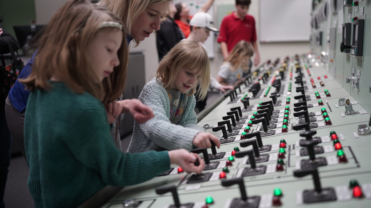 Xcel Energy sparks interest in future careers in STEM | Xcel Energy Stories