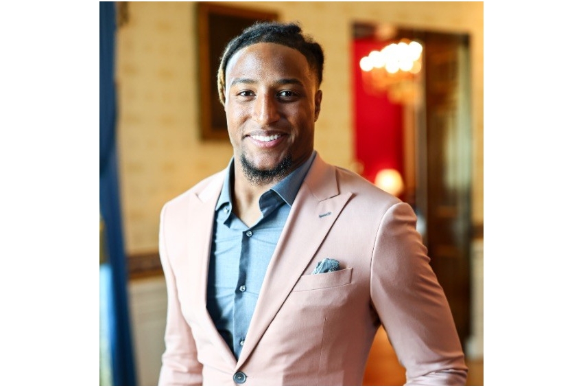 El jugador de la NFL Justin Reid promueve el entrenamiento de RCP para ...