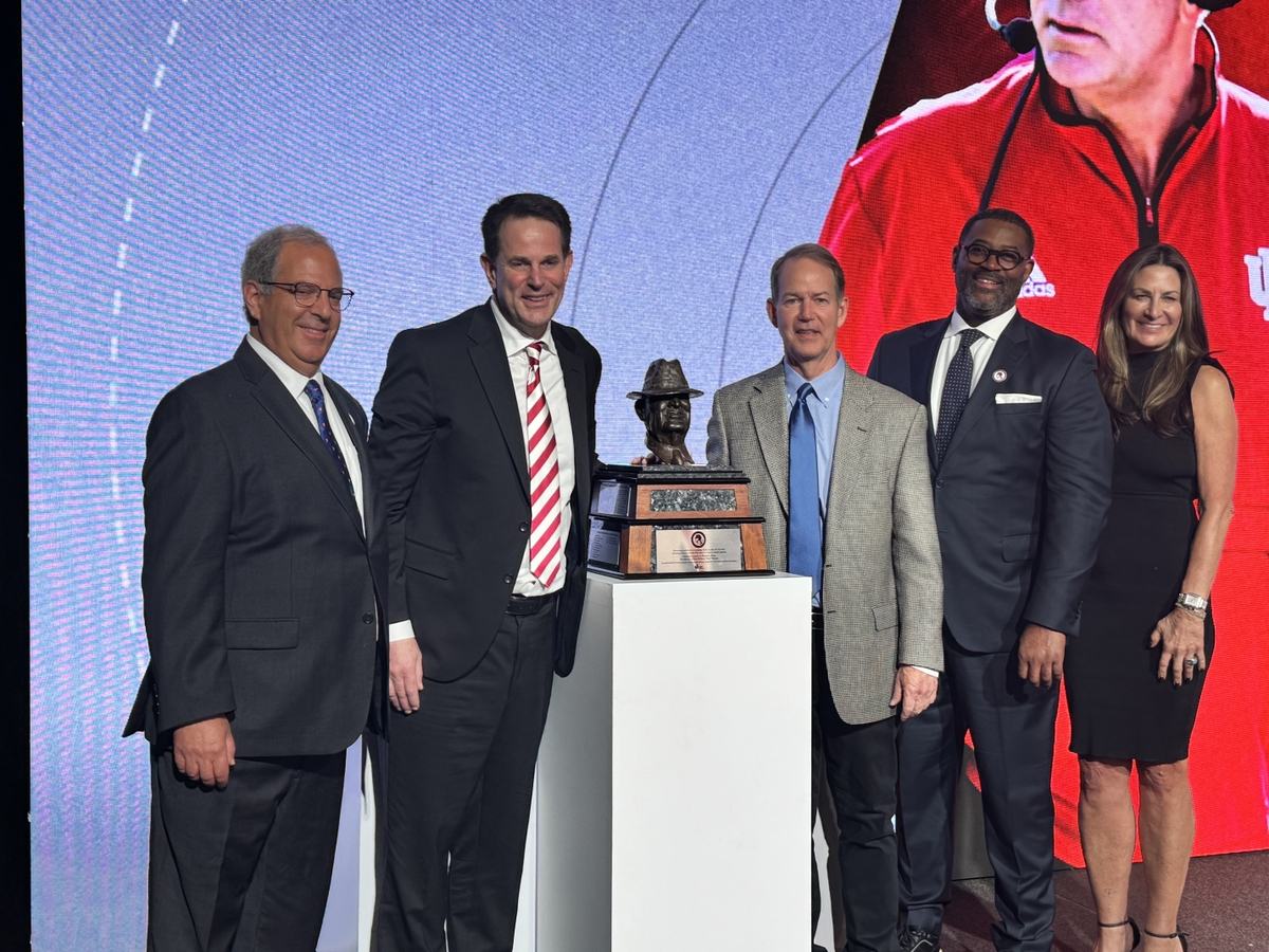 Curt Cignetti recibió el premio Entrenador del año Paul “Bear” Bryant ...